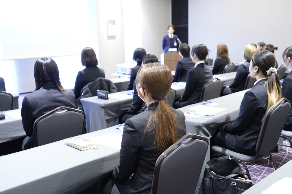 「2025年 ファニメディック 入社式・新入社員研修」の様子 – FAMG採用メディア「ファニリク」